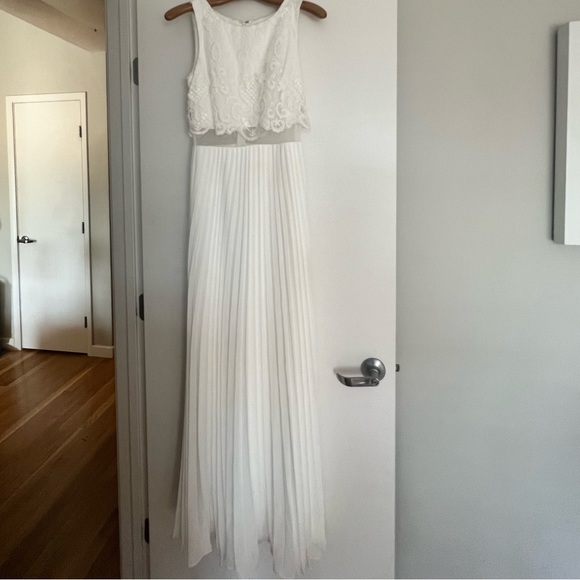 Cache | Dresses | Cach White Floral Pleated And Mesh Maxi Dress | Poshmark